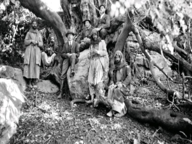 Yitzhak Ben-Zvi (on the rock at the center) with residents of Peki’in ...