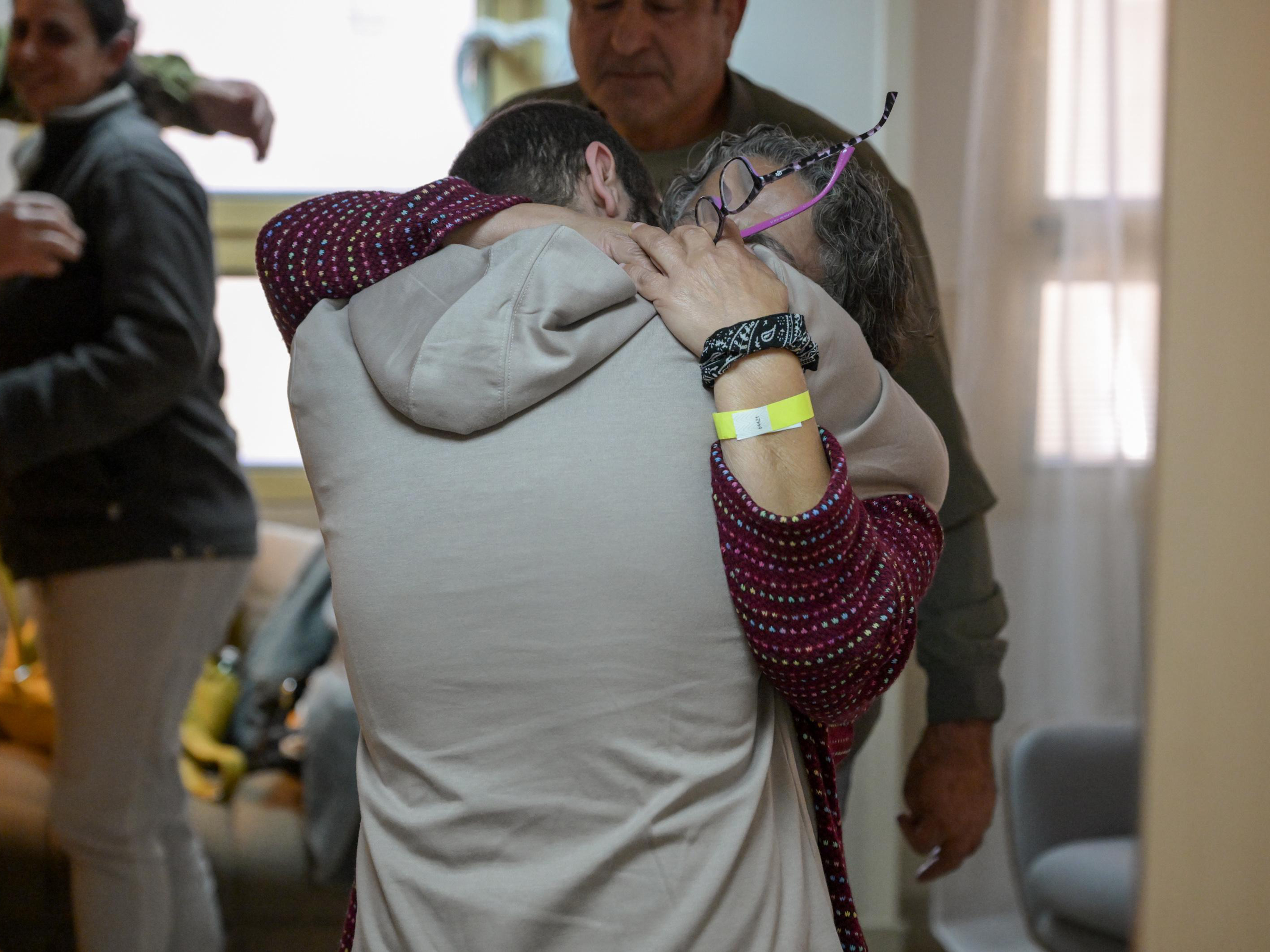 Yarden Bibas in the emotional reunion with his family members — mother ...