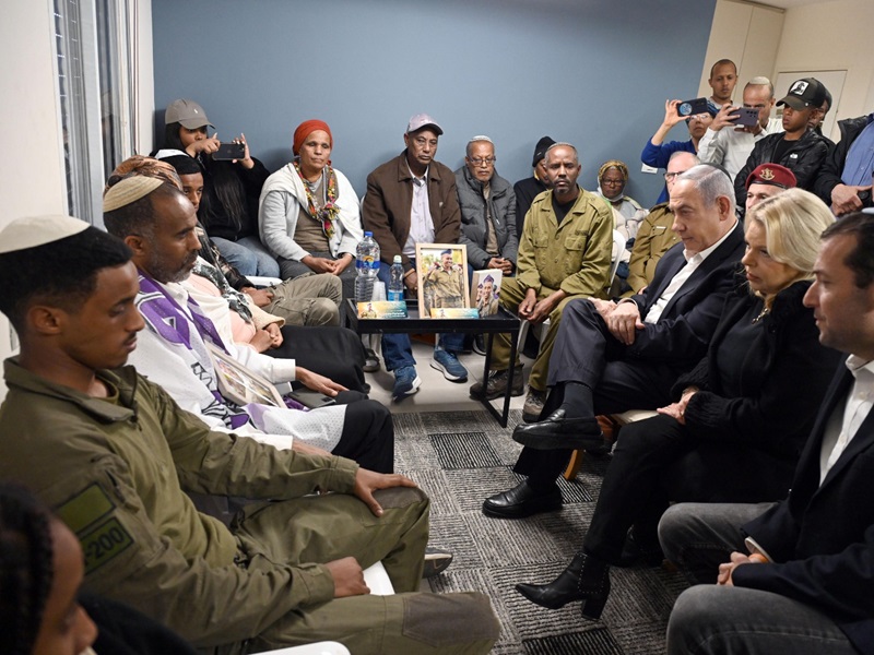 PM Netanyahu during a Condolence Visit with the Family of Fallen ...