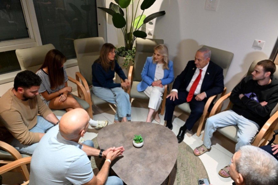PM Netanyahu and his Wife Meet Returned Hostages at Beilinson Hospital