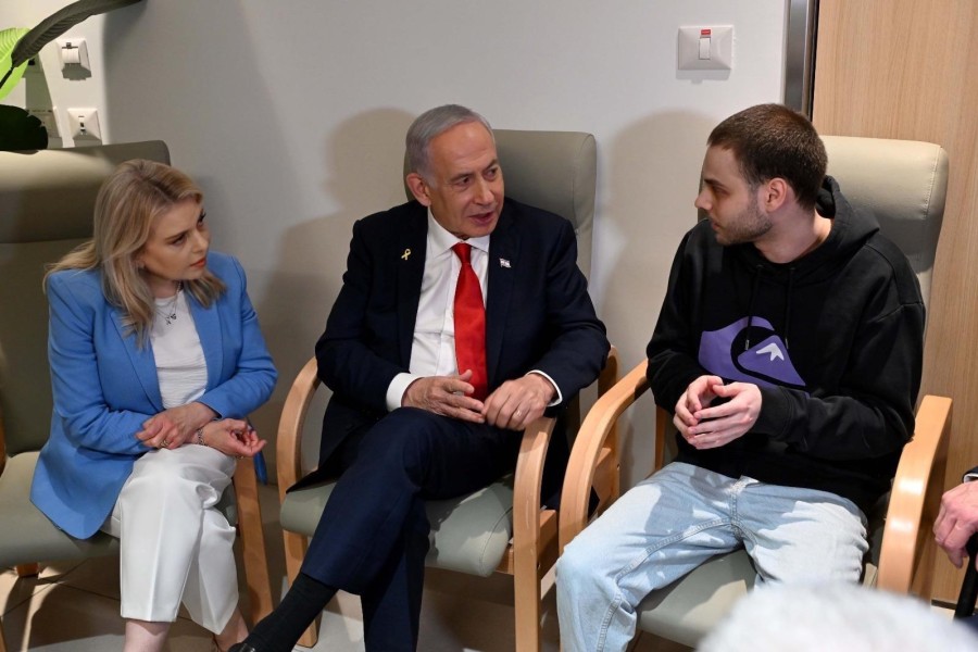 PM Netanyahu and his Wife Meet Returned Hostages at Beilinson Hospital