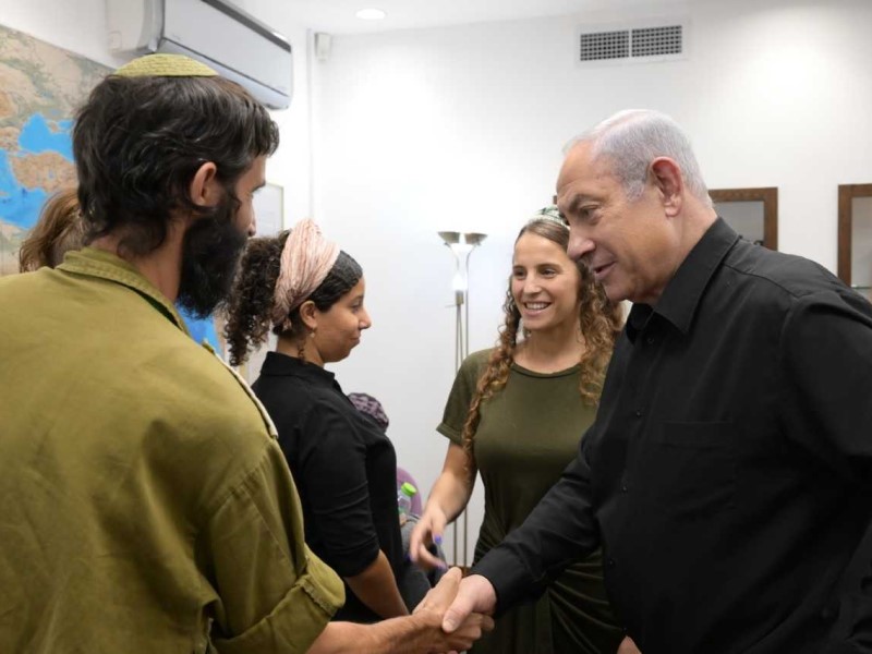 Photo off PM Netanyahu and his Wife Sara Meet with the Family of Golani ...