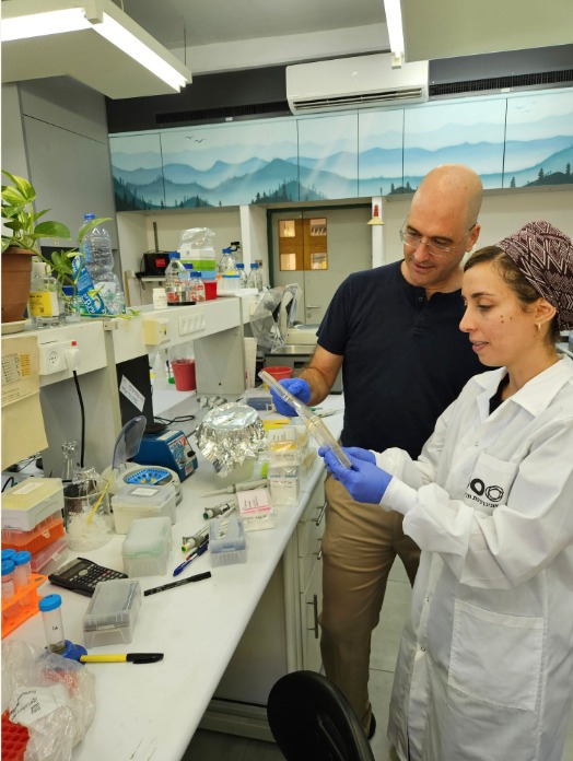 El profesor Burstein junto a la estudiante Bruria Samuel