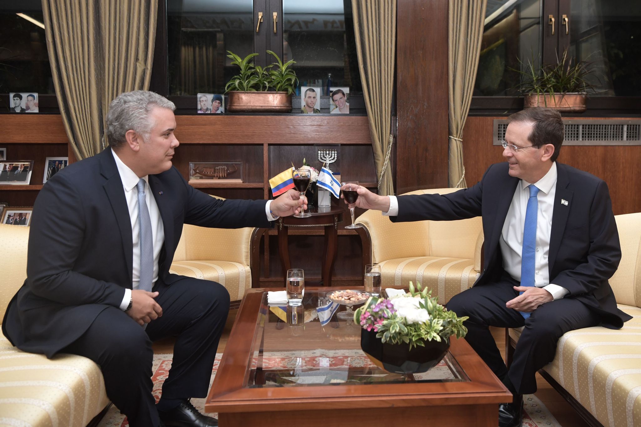 El presidente Herzog brinda junto al presidente Duque.