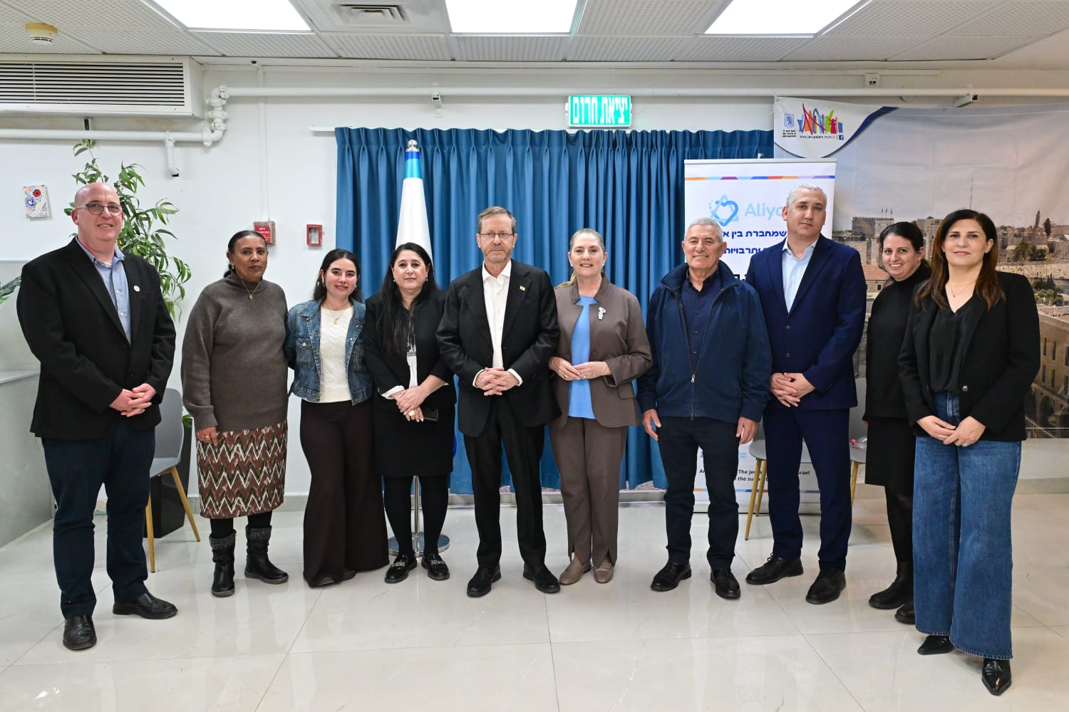 President Isaac Herzog Visits New Immigrants at Jewish Agency ...
