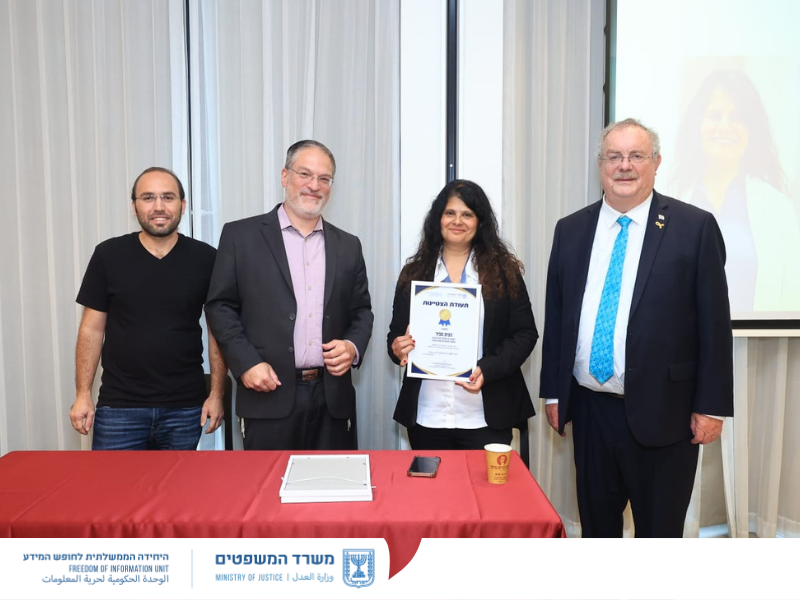 רונית מקבלת את הפרס, לצד נציב שירות המדינה, ראש היחידה וחבר הוועדה הבוחרת