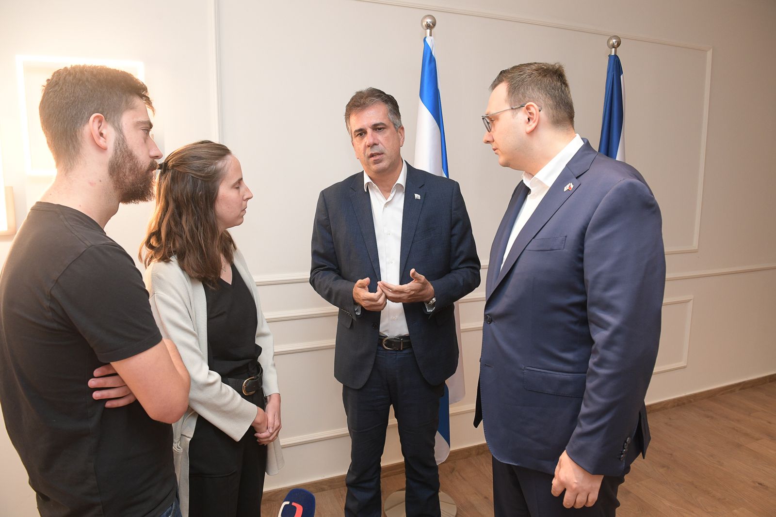 El ministro Cohen y su colega checo junto a la nieta de una de las ...